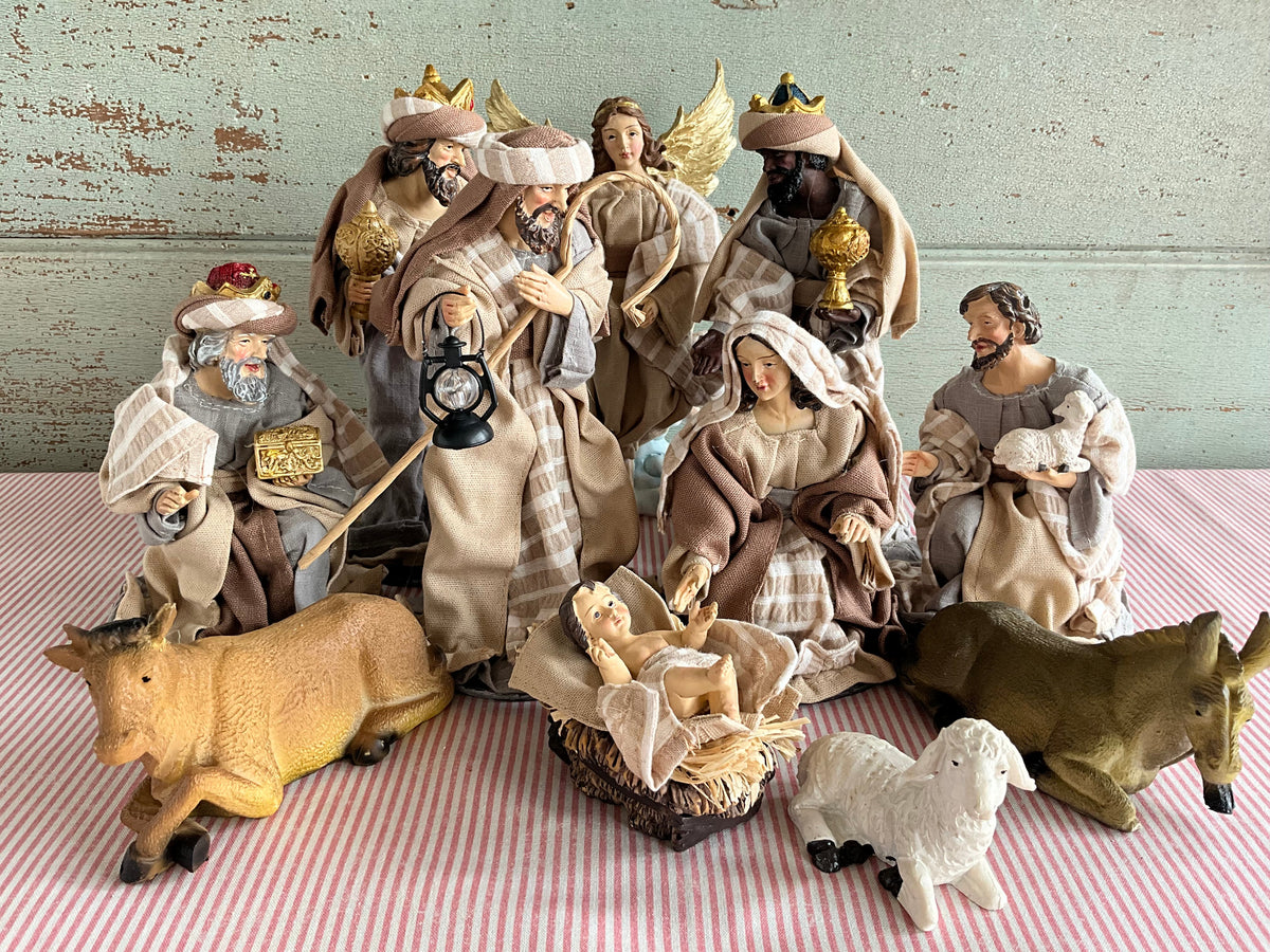 Nativity & Angels – The Christmas Wreath Company